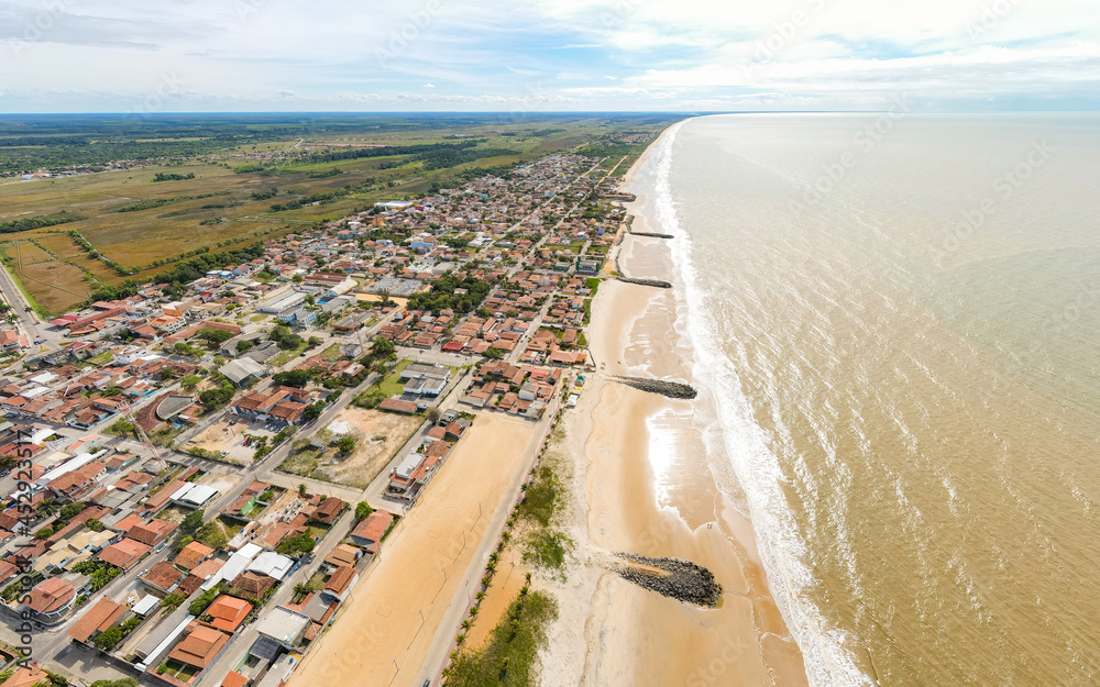 Visão aérea da praia no centro e região comercial. Cidade de Mucuri, no ...