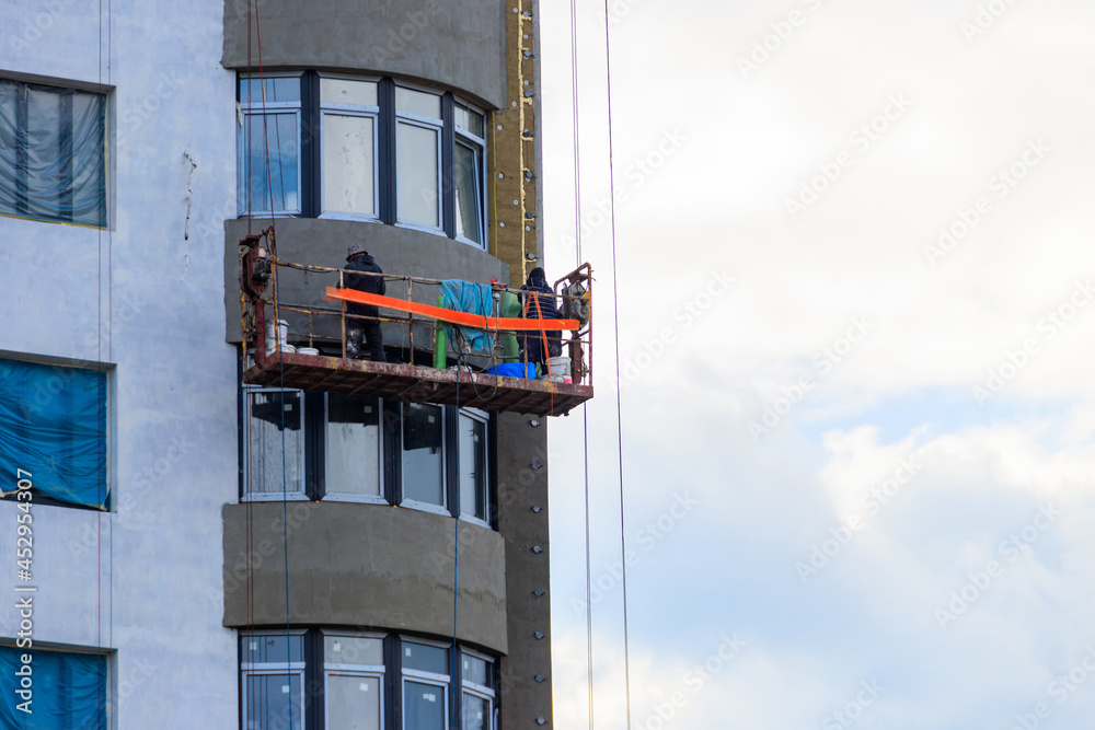 Suspended platform or cradle for construction, installation and repair ...