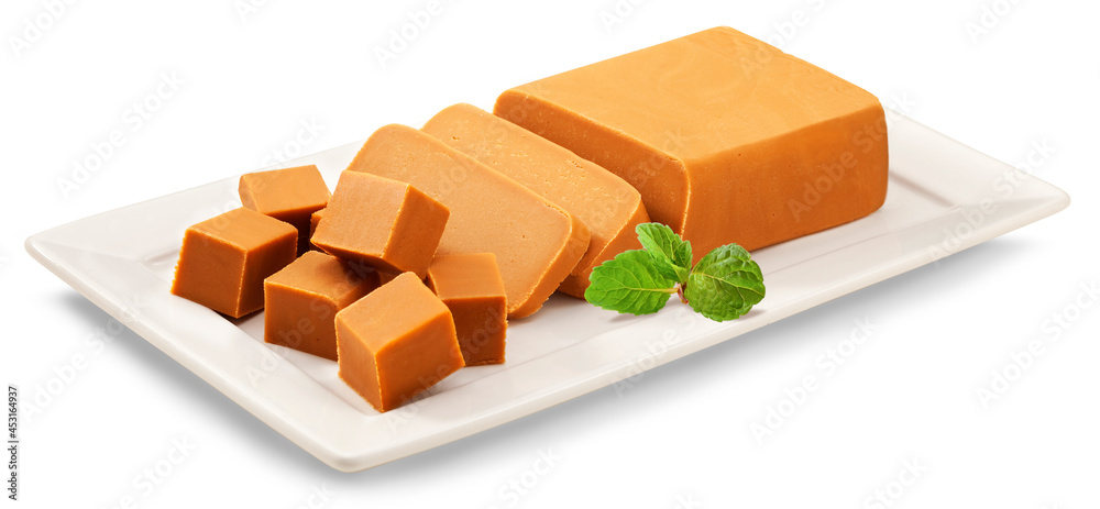 Doce de Leite em barra com fatias e cubinhos no fundo branco para ...