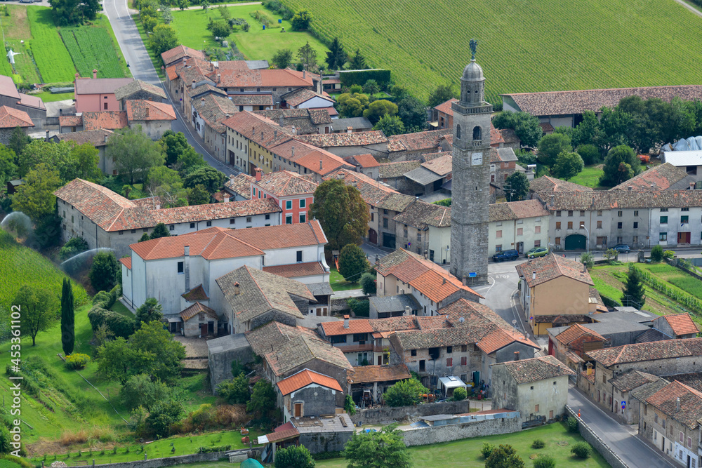 Fotografía aérea del pueblo de Codroipo en la región italiana de Friuli ...