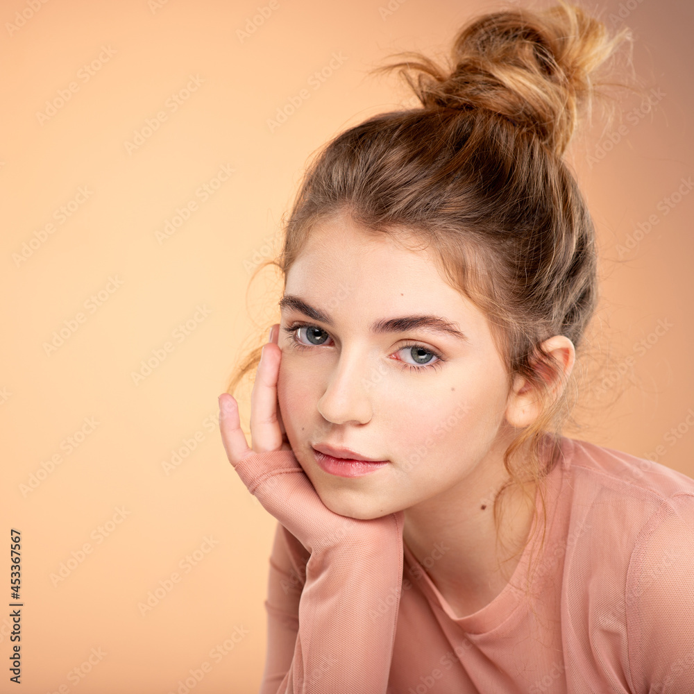 Closeup portrait of an young girl over colored background. Photo of a ...
