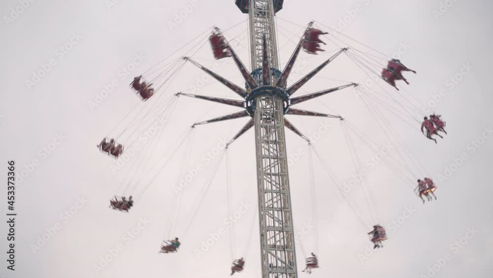 Vidéo Stock Flying Swing Carousel Amusement park ride People have fun ...