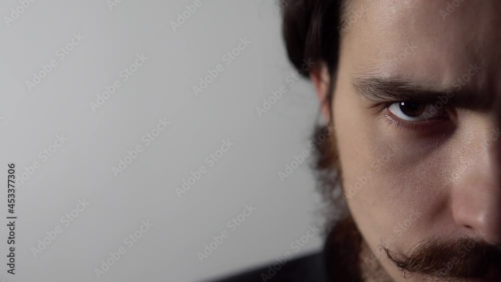 Vidéo Stock Portrait of angry young bearded man frowning his eyebrows ...