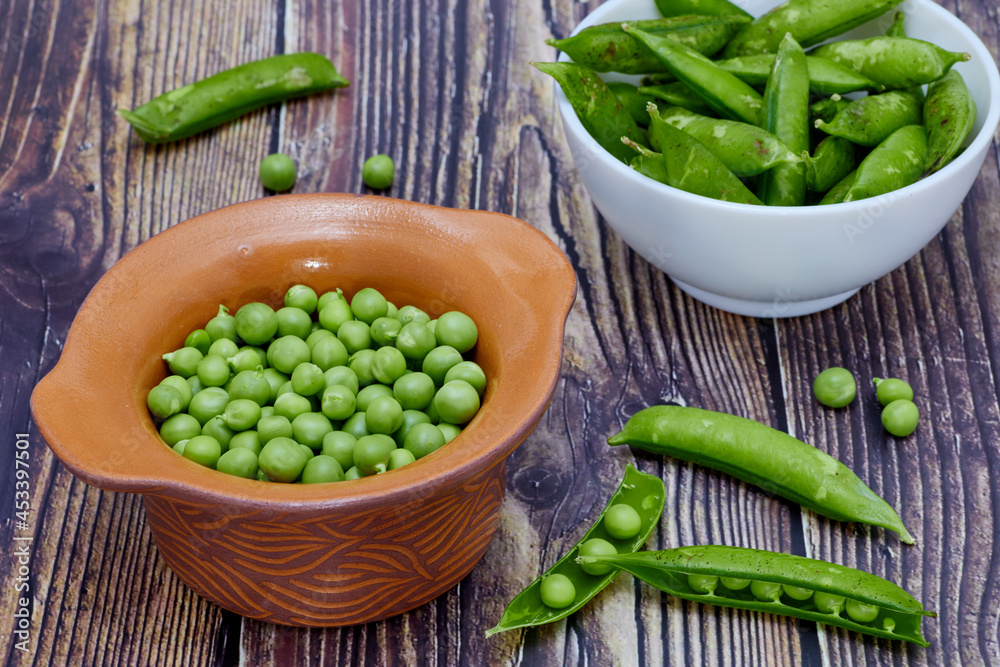 Chicharos frescos (leguminosas), en una olla de barro mexicano. Stock ...