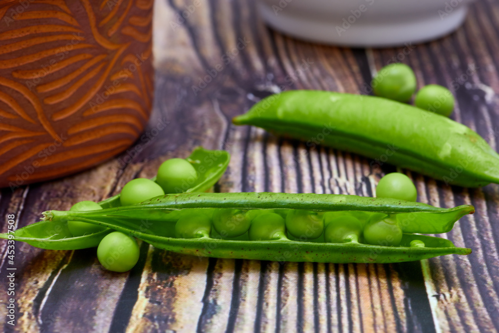 Chicharos frescos (leguminosas), en una olla de barro mexicano. Stock ...