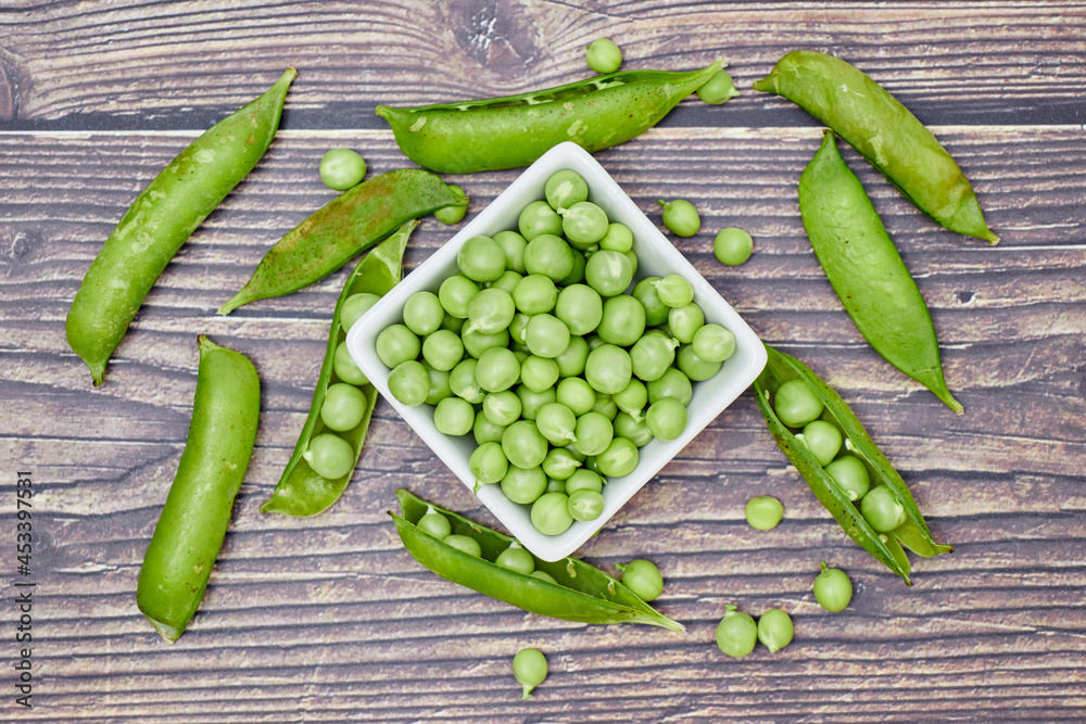 Chicharos frescos (leguminosas). Granos verdes frescos en recipiente ...