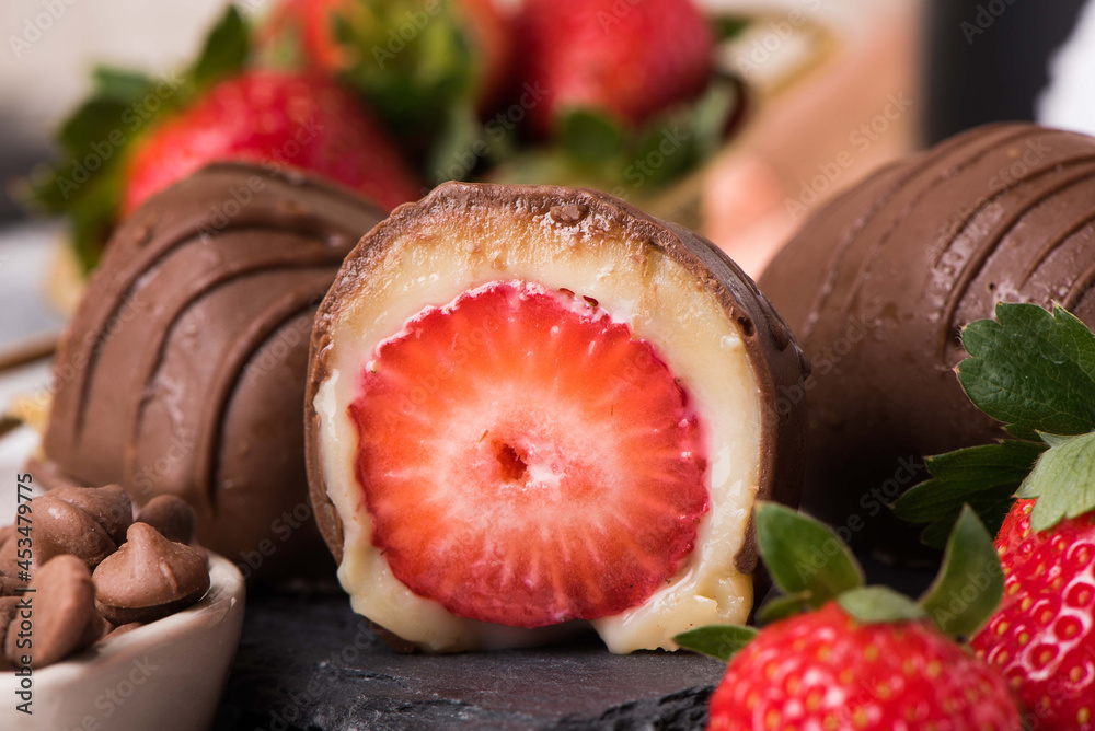 Doce de morango trufado, doce de leite com morando, bombom de morango ...