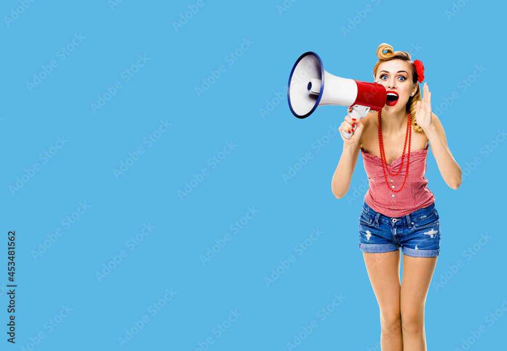 Foto Stock Happy excited woman holding mega phone and shout something ...