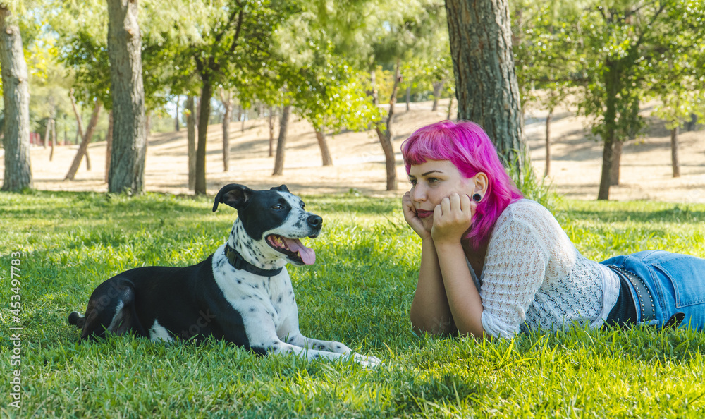 mujer y perro tumbados en el césped , mujer tumbada en la hierba ...