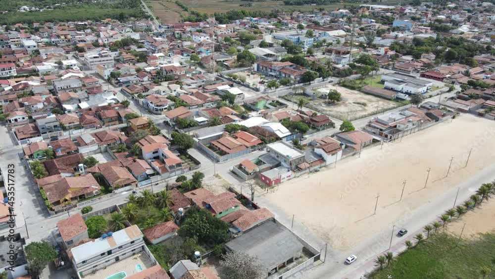 Visão aérea da praia no centro e região comercial. Cidade de Mucuri, no ...