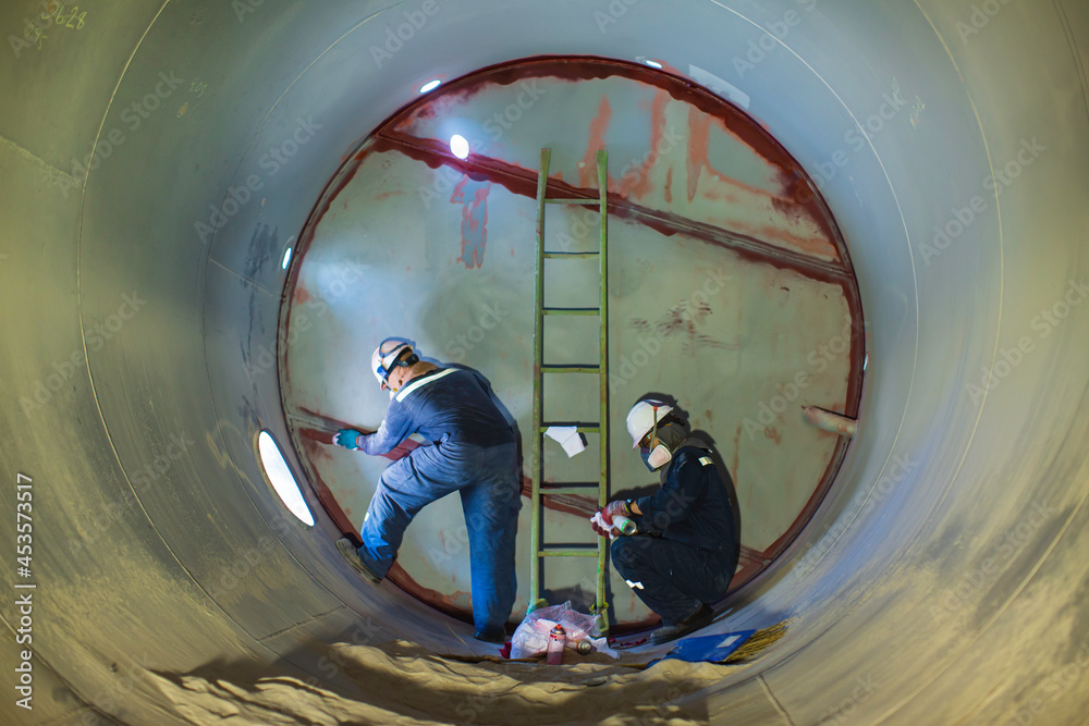 Foto de Working male two inspection weld PT test weldment for finding ...