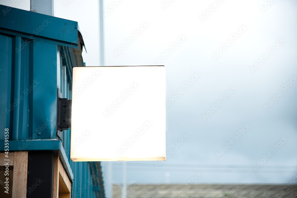 A blank mockup of white light sign board box for shop, store and ...