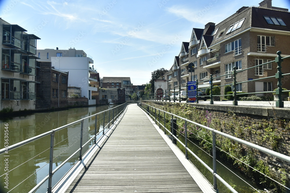 Promenade sur pontons flottants avec rampes d'accès sur la Dyle ...