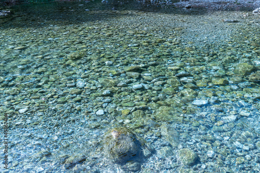 CHARCOS NATURALES MONTAÑA AGUA CRISTALINA AGUA PURA Stock Photo | Adobe ...