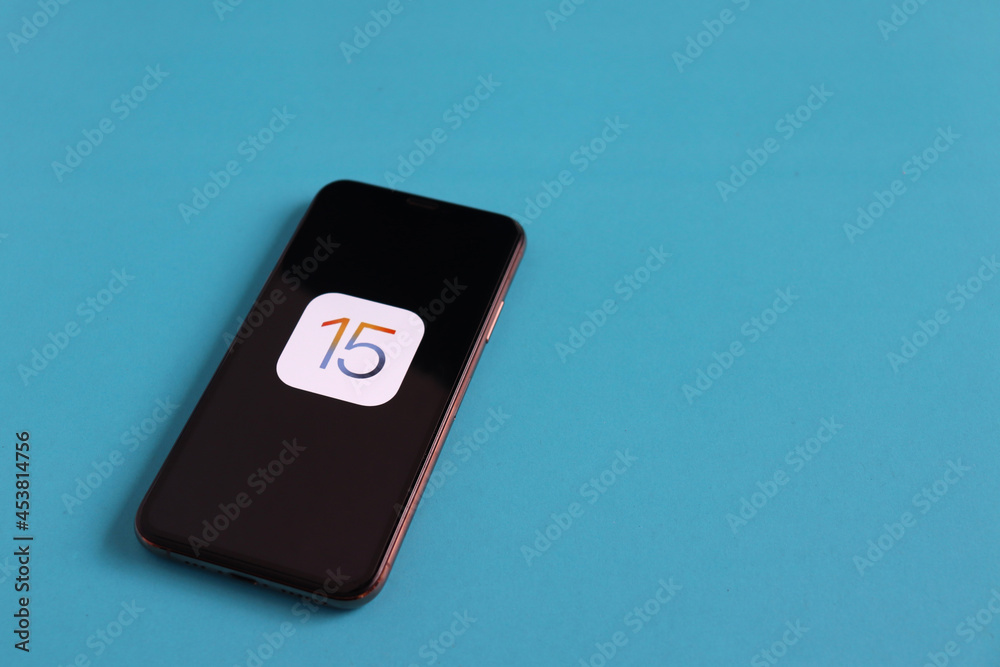 iOS 15 logo on screen, new operating system 2021 on Apple devices ...