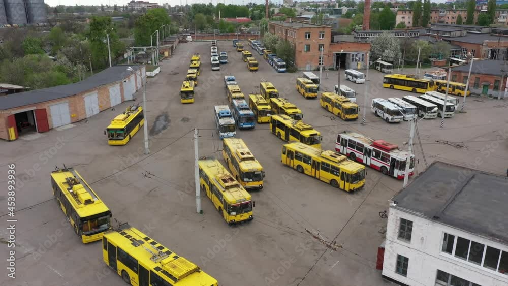 Trolleybus Park top view, yellow trolleybuses vídeo do Stock | Adobe Stock