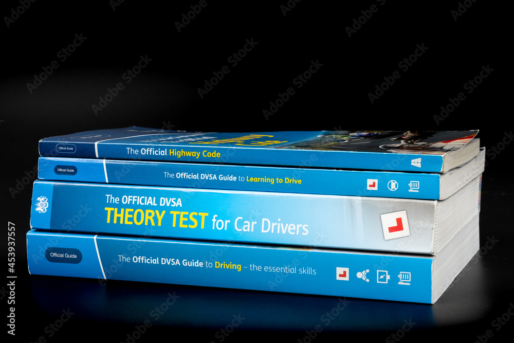 Fotka „The Official Highway Code, Official DVSA Theory Test, Official ...