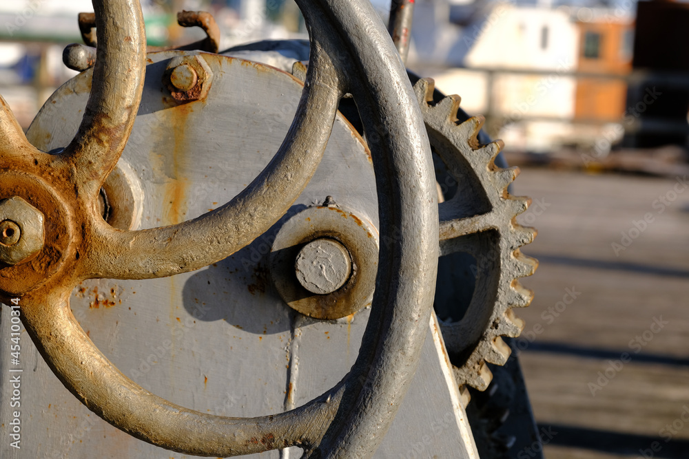 Eine Winde mit einem Zahnradgetriebe steht an einem Hafen Stock Photo ...