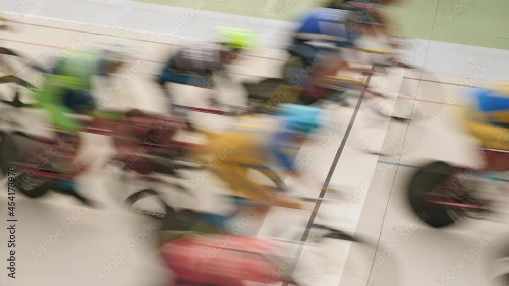 Vidéo Stock Cyclists finishing track bike race on velodrome ...