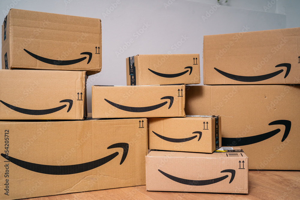 MADRID, SPAIN - AUGUST 31, 2021: Set of a lot of amazon packages of ...