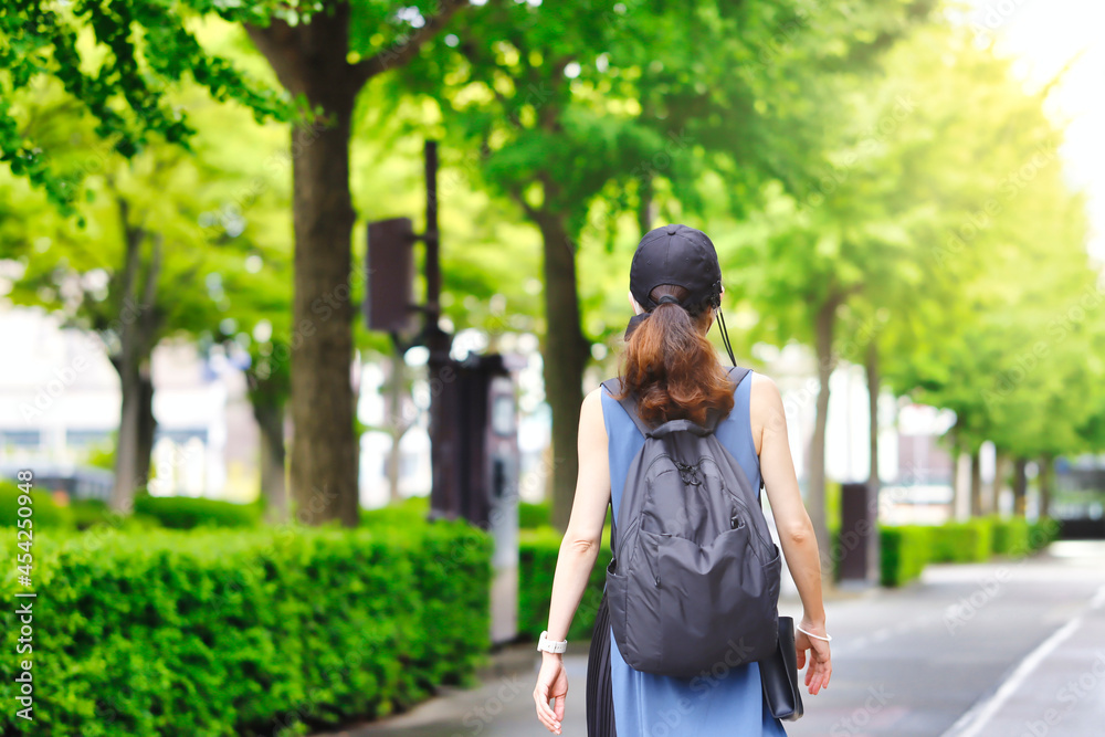 歩く女性の後ろ姿と緑の風景 Stock Photo | Adobe Stock
