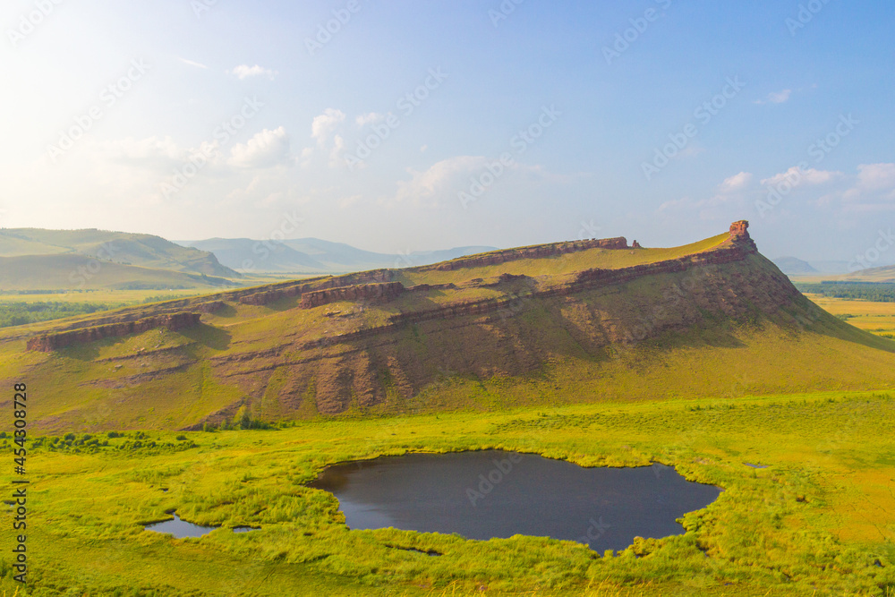Foto de Landscape of the Sunduki mountain range located in the valley ...