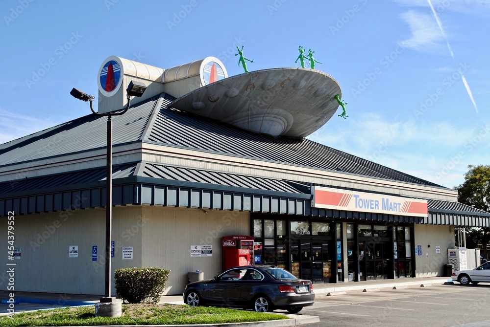 Lathrop, California: A UFO Flying saucer with green aliens has crashed ...