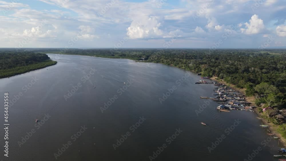 hermosa vista panoramica de las orillas del rio ucayali en la selva ...