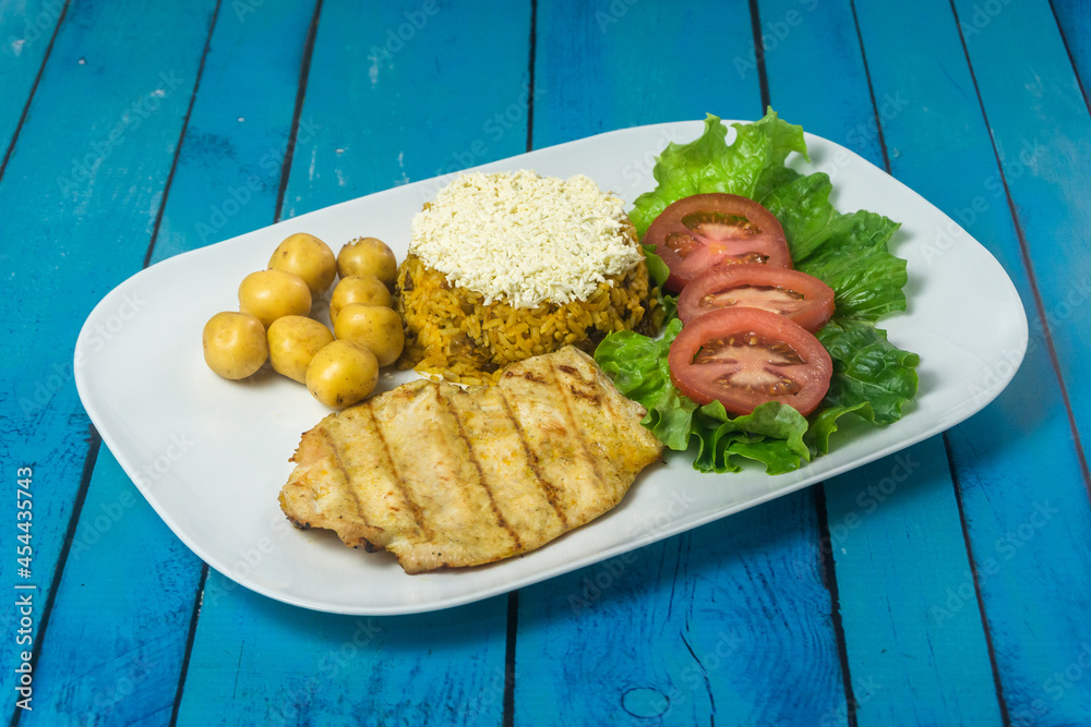 Fotka „filete de pollo asado a la parrilla con arroz y menestra o moros ...