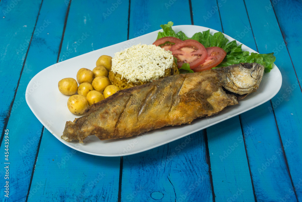 Corvina frito o pescado entero frito con arroz y menestra o moros de ...