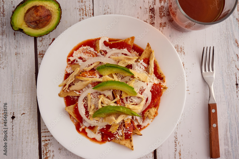 Chilaquiles rojos con pollo y aguacate comida tradicional mexicana en ...