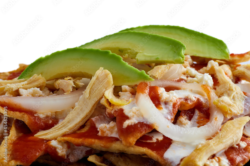 Chilaquiles rojos con pollo y aguacate comida tradicional mexicana en ...