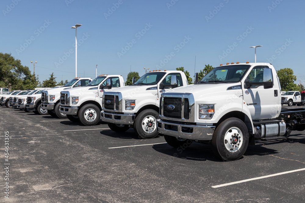 Foto de Ford F-650 Medium Duty Truck display at a dealership. The Ford ...