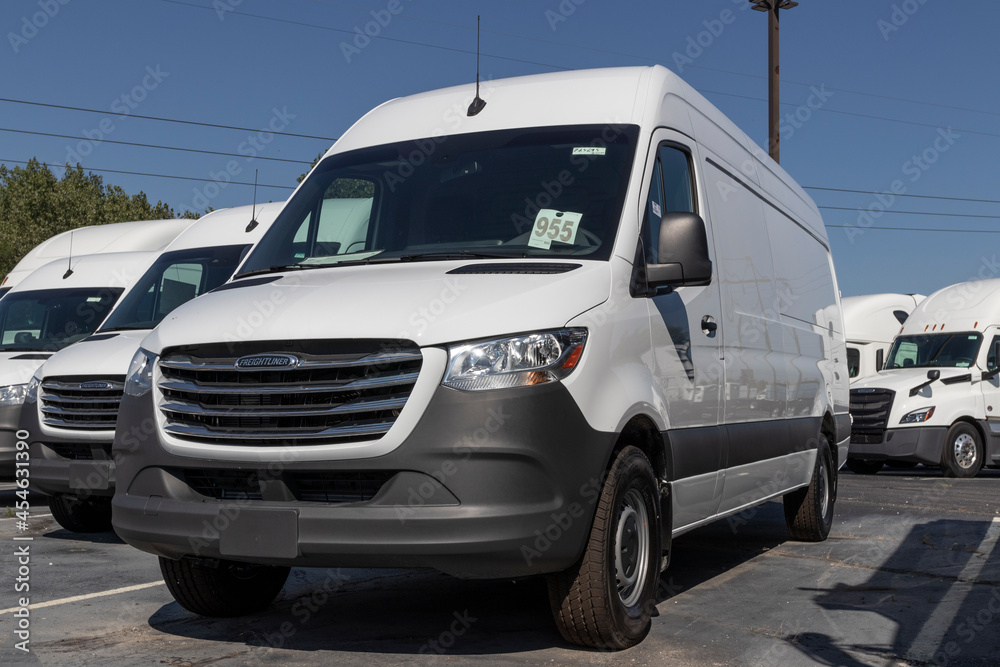 Foto de Freightliner Freightliner Sprinter 2500 Cargo Van lined up for ...