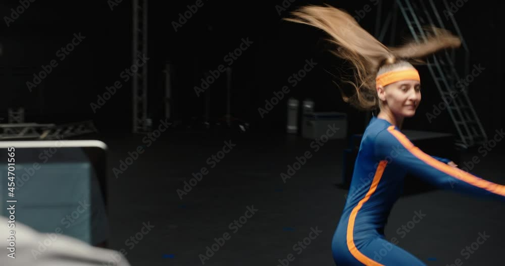 Vidéo Stock woman wearing motion capture suit dancing in studio ballet ...