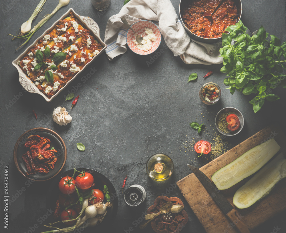 Stockfoto Italian food background frame. Cooking lasagna with Bolognese ...