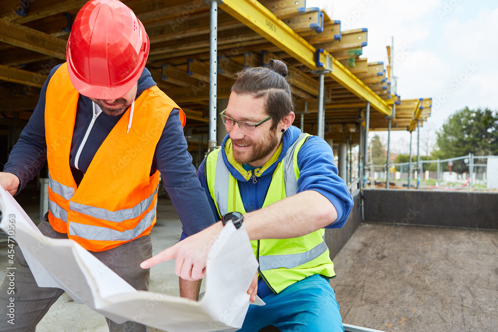 Polier und Architekt mit Bauzeichnung für Hausbau Stock Photo | Adobe Stock