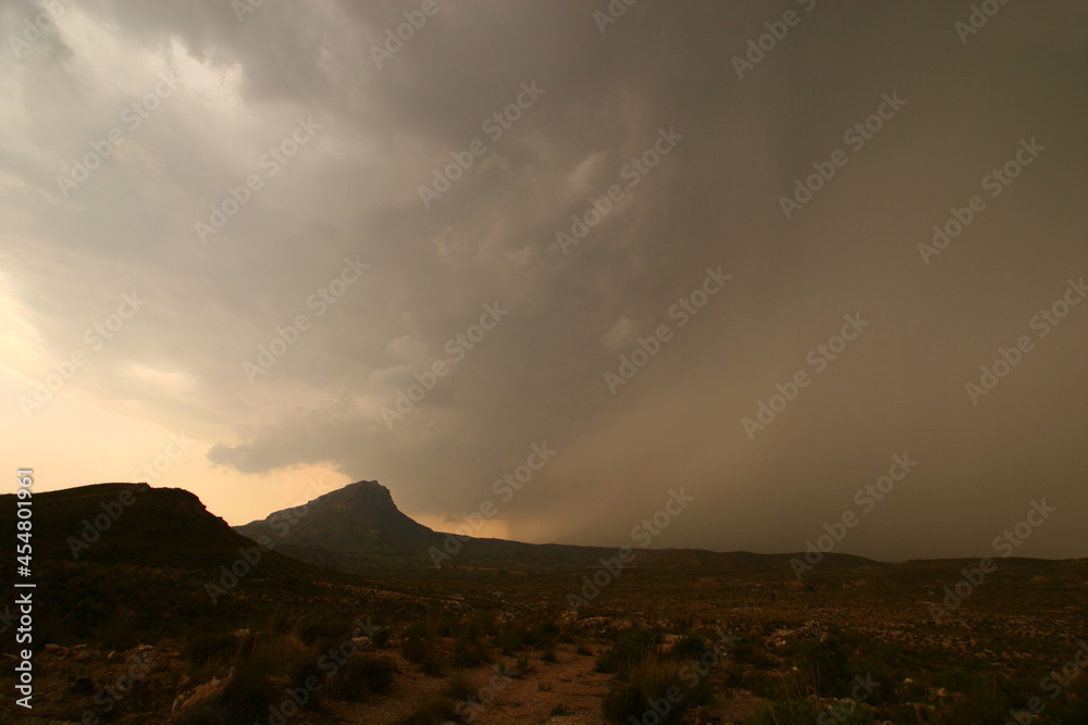 Cielo con tormenta de verano sobre paisaje estepario semiárido ...