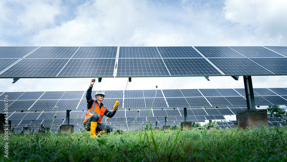 Foto de The solar farm(solar panel) with engineers check the operation ...