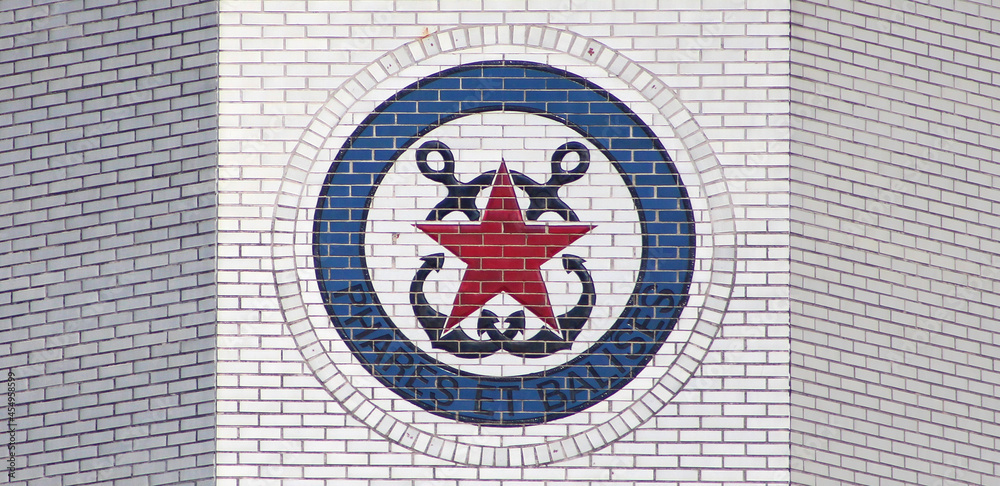 Calais, France. Logo du service des Phares et Balises sur le phare de ...