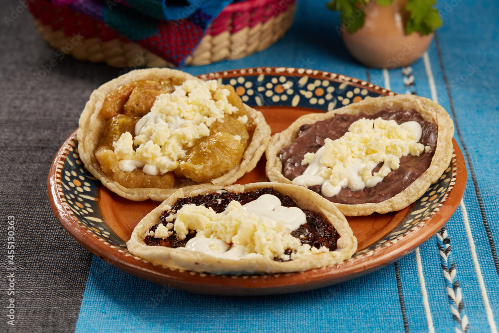 Sopes o picadas de frijol, chile seco, salsa de chicharrón Stock Photo ...