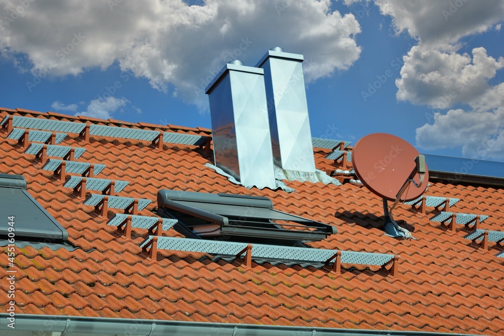 Technische Anlagen auf einem Wohngebäude: Satelliten-Antenne, Edelstahl ...