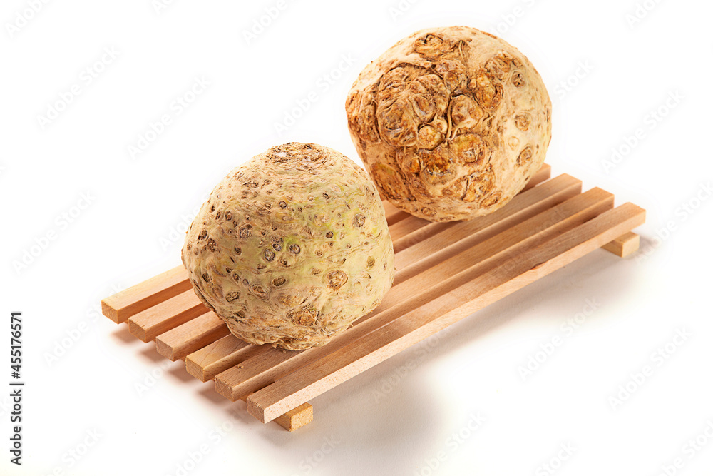 apio nabo fresco sobre tabla de cortar de madera de bambu. aislada ...