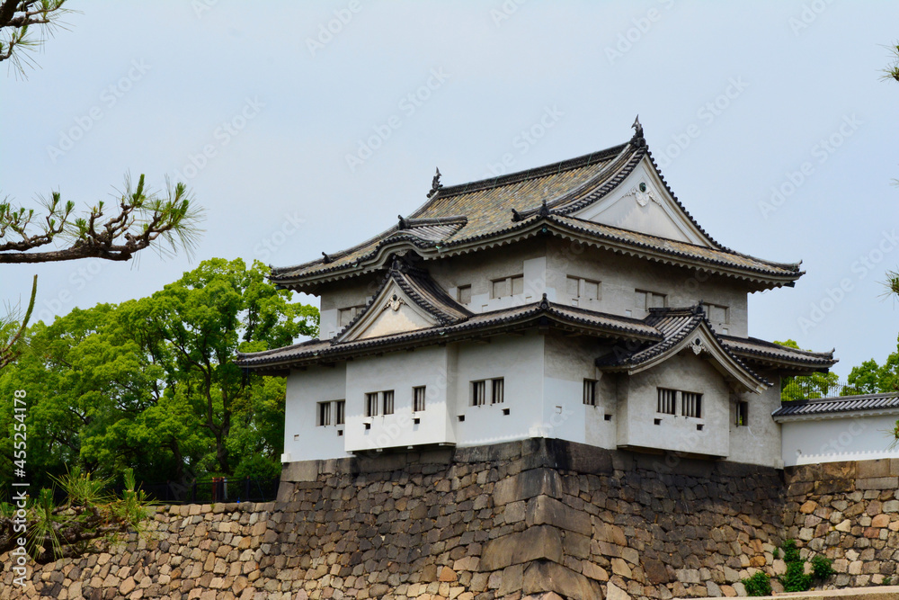 Shot of an ancient Japanese guard tower building in Osaka castle park ...