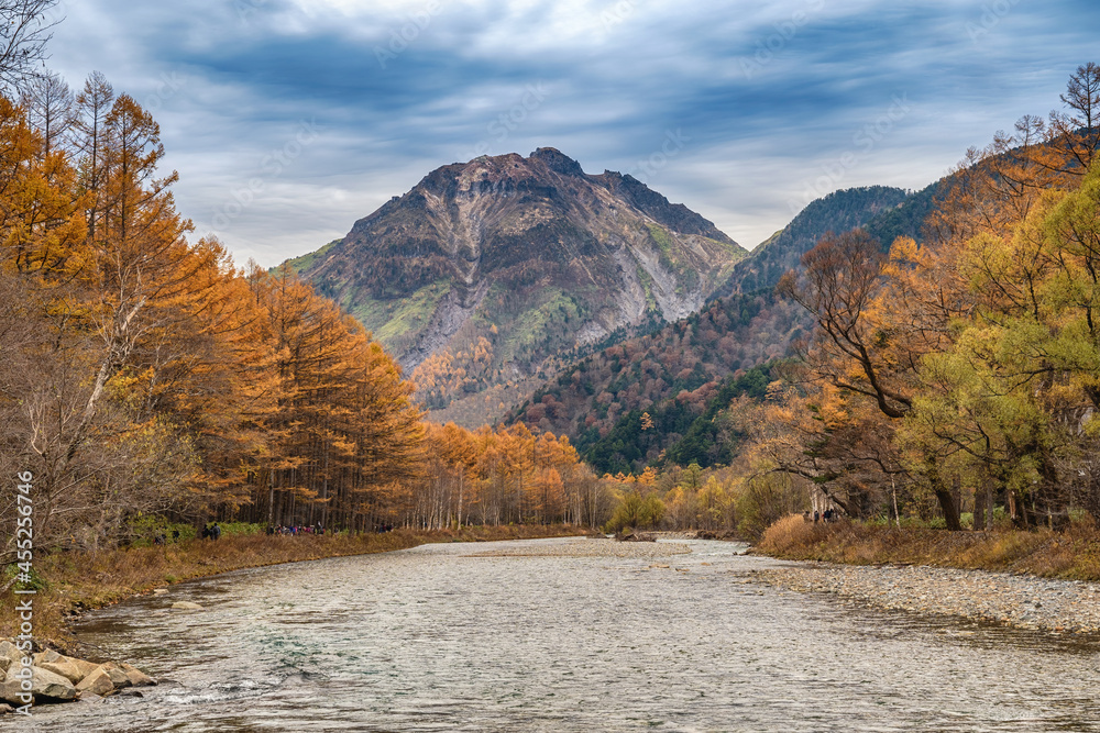 Foto de Nature landscape at Kamikochi Japan, autumn fall foliage with ...
