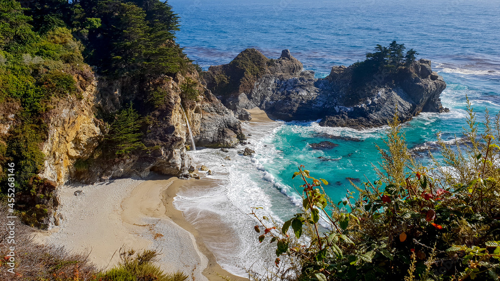 Plage paradisiaque sur la côte ouest américaine Stock Photo | Adobe Stock