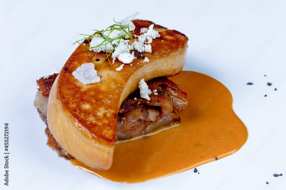 Foie sobre manitas de cerdo a la plancha, sopa de ajo y pan de Labeko ...