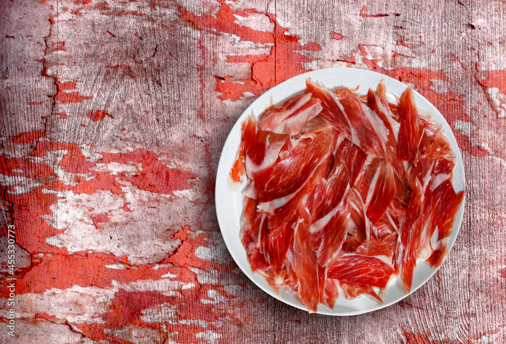 plato de jamón ibérico sobre madera. Iberian ham plate on wood. Stock ...