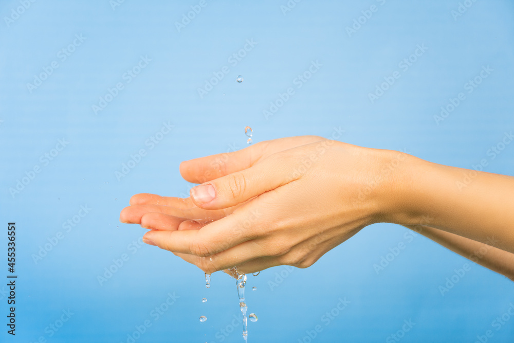 Foto de Persona lavándose las manos con agua y jabón. Agua vertiendo ...
