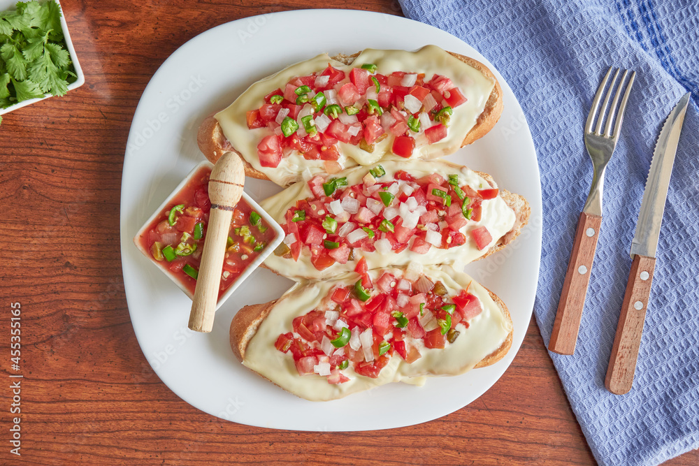 Molletes, típica comida mexicana con salsa pico de gallo, frijoles y ...